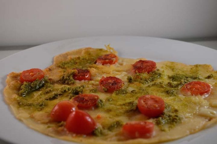 Pesto pannenkoek met tomaat en kaas.